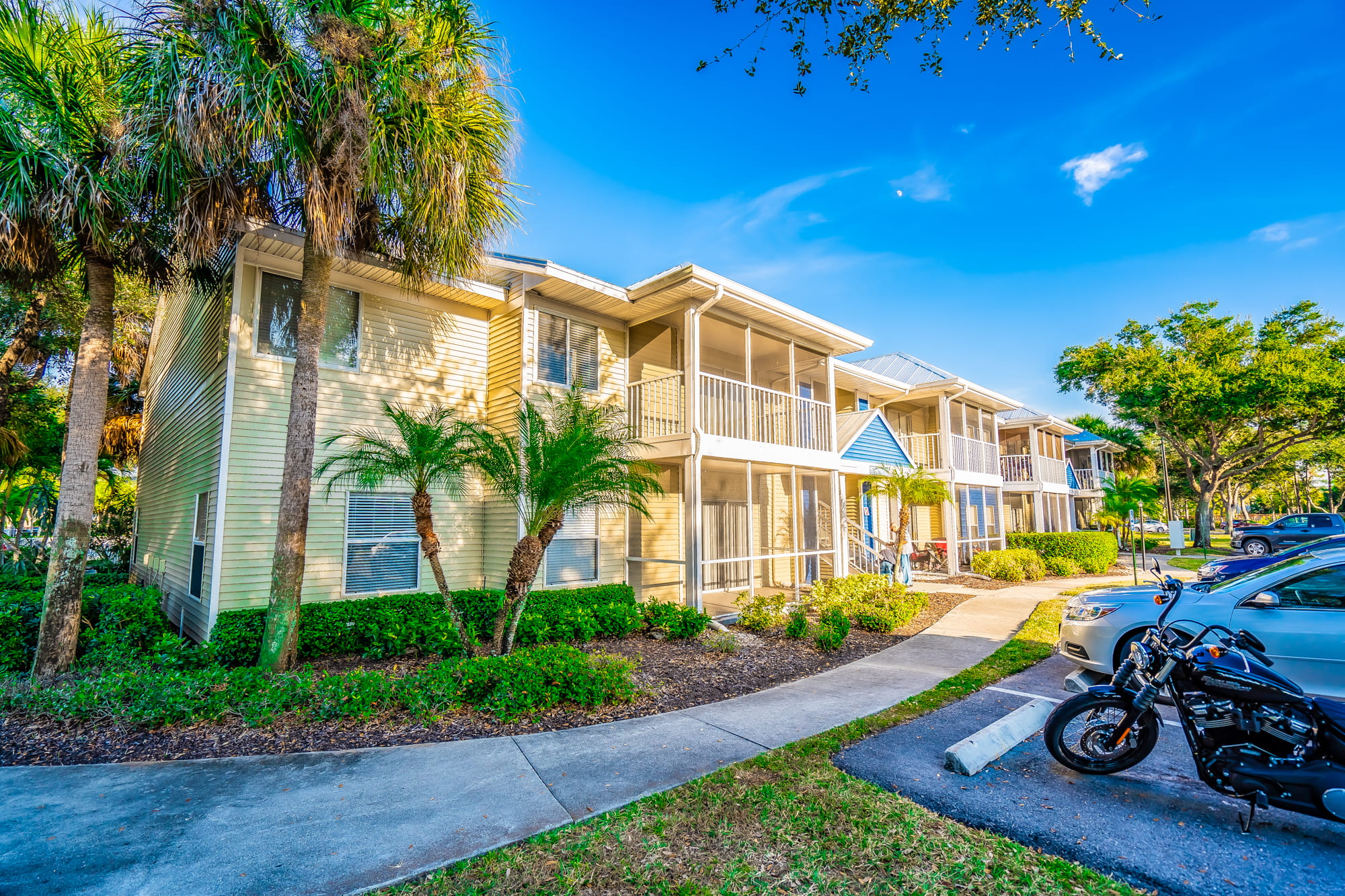 10x Living At Naples